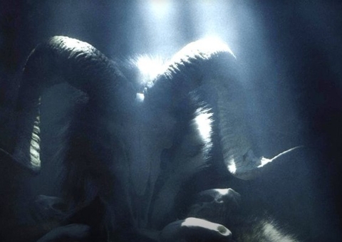 Criatura demoníaca aparece em trailer bizarro de 'Sator'