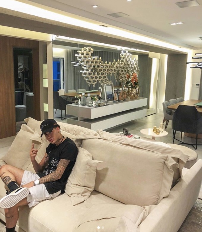 MC Kevinho compra primeira mansão e agradece na web