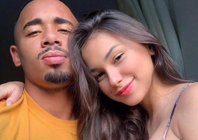Namorada de Gabriel Jesus exibe momento íntimo do casal na banheira