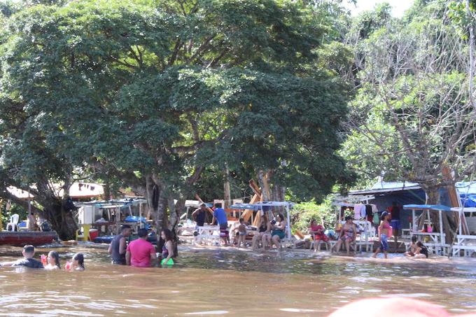 Feriado prolongado leva população às praias de Manaus
