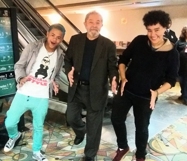 Jovens ensinam Lula a fazer ‘sarrada no ar’ e cena viraliza na web