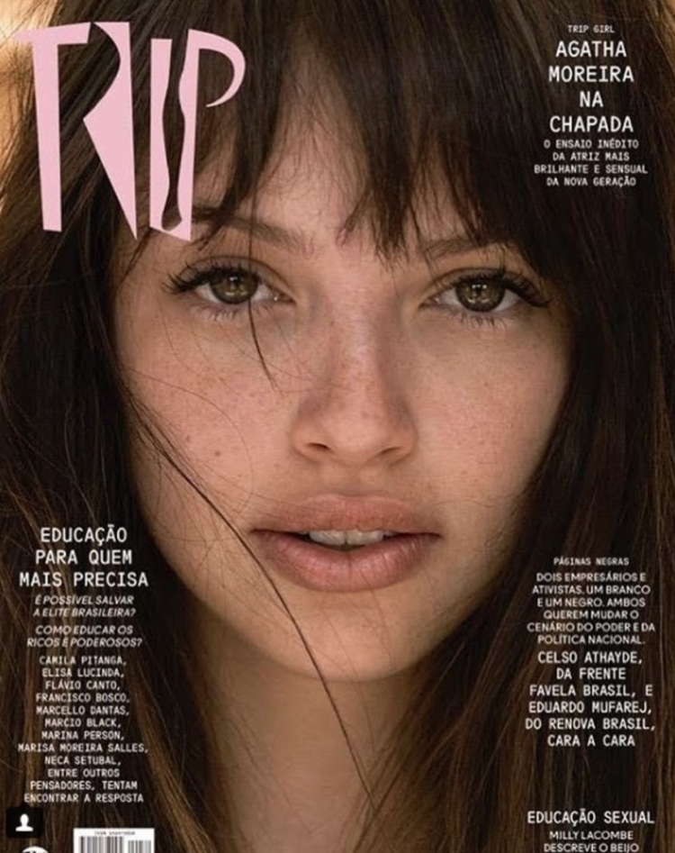 Atriz da Globo aparece completamente nua tomando banho de riacho