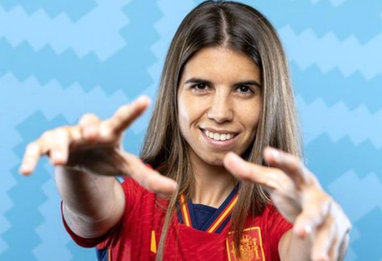 Alba Redondo sacode Espanha com homenagem a tio e beijo na namorada