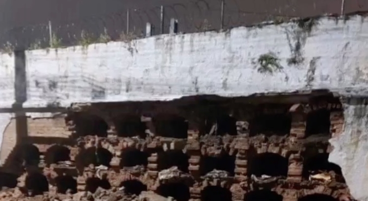 Muro de cemitério desaba e restos mortais ficam expostos