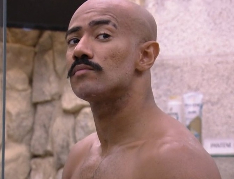 Ricardo muda visual acreditando que vai para o México e web não perdoa