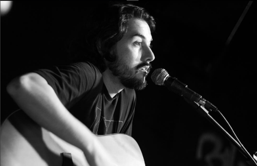 Pe Lanza, ex-Restart, reaparece e surpreende com visual diferente