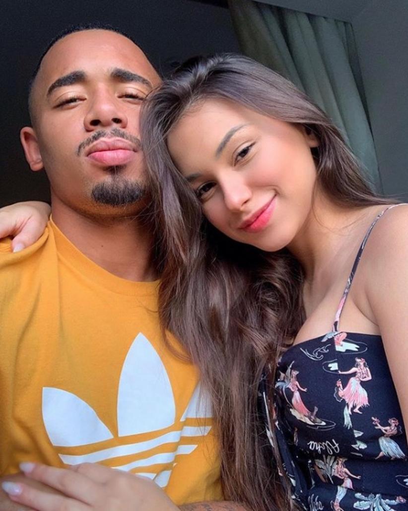 Namorada de Gabriel Jesus exibe momento íntimo do casal na banheira