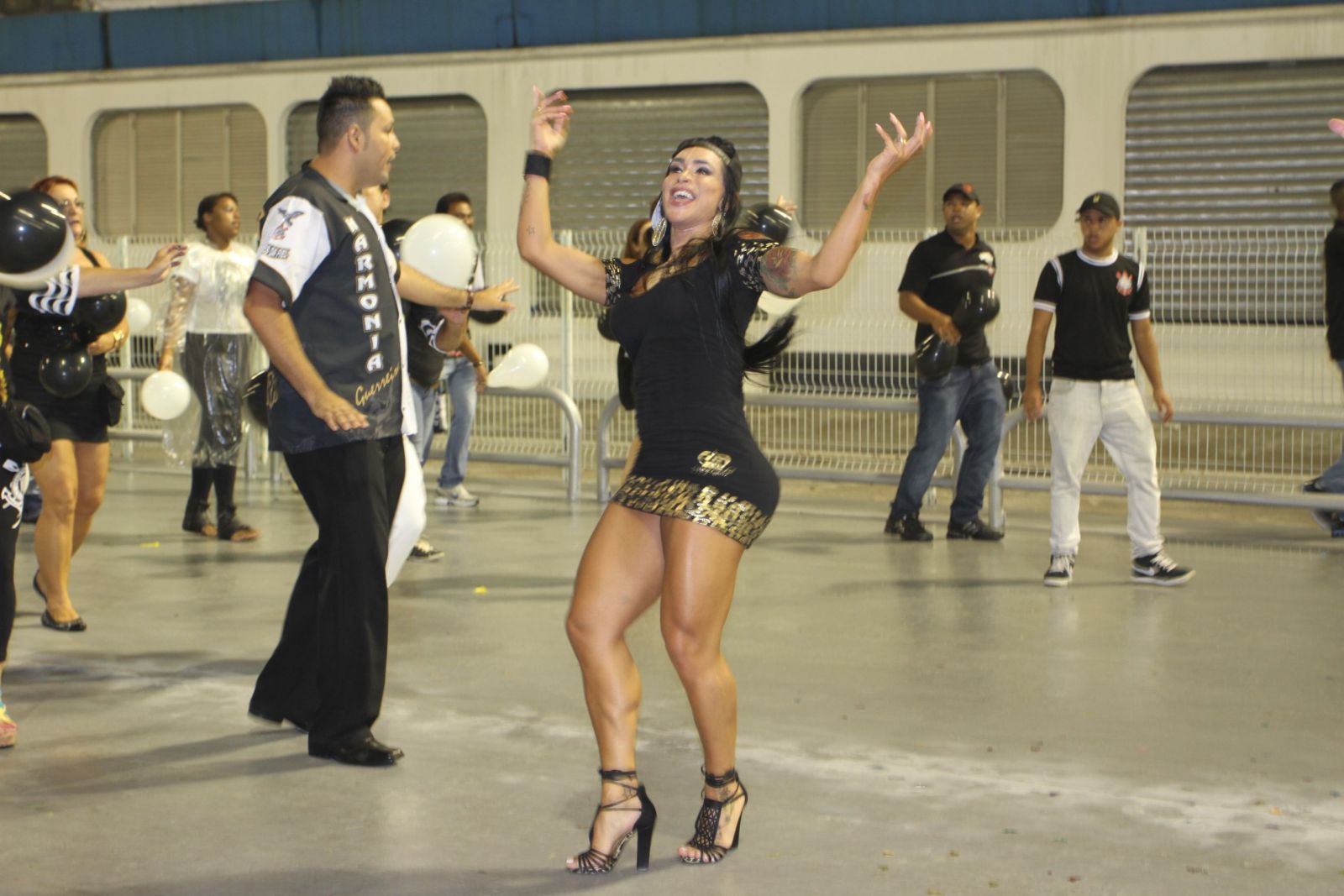 Fabi Frota ensaia no sambódromo sob o olhar do marido Alexandre Frota