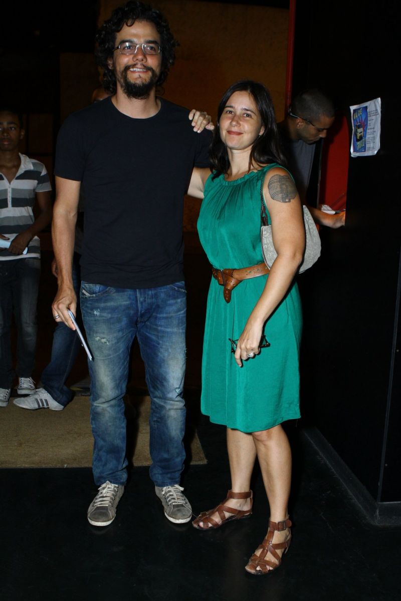 Em rara aparição pública, Wagner Moura curte teatro com a esposa