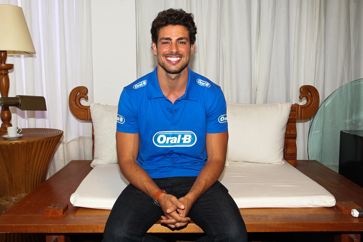 Sem aliança, Cauã Reymond vai a evento