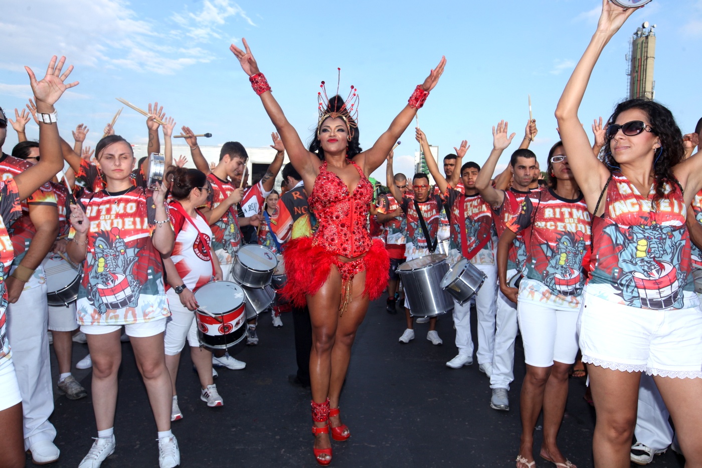 Ex-BBB Cacau e Simone Sampaio mostram samba no pé em ensaio técnico