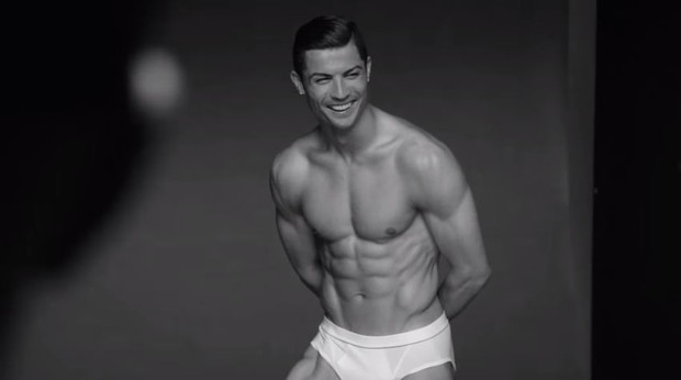 Cristiano Ronaldo posa de cueca e exibe tanquinho Cristiano Ronaldo posa de cueca e exibe tanquinho