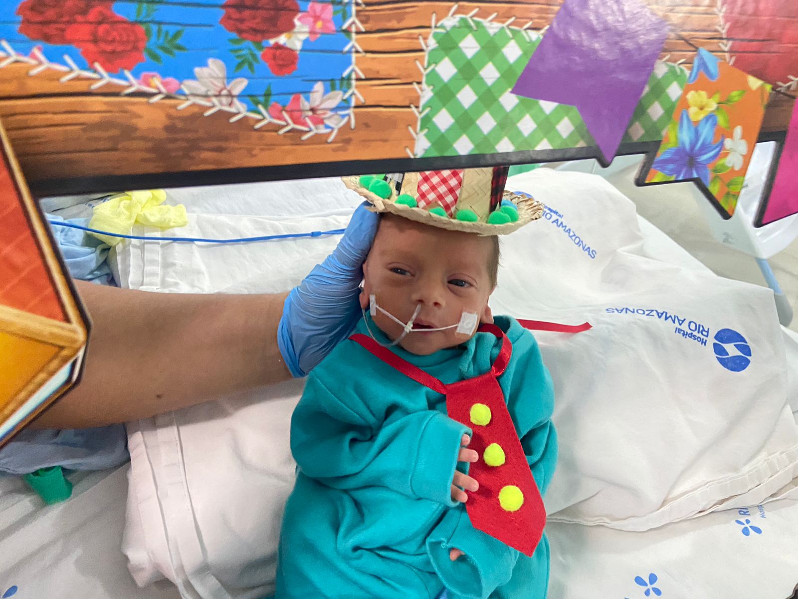 Ensaio fotográfico em UTI neonatal leva alegria a pais de bebês internados