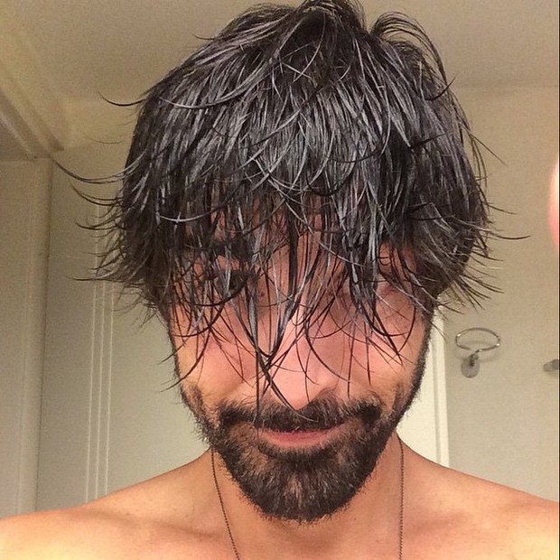 Gravando novo filme, Reynaldo Gianecchini exibe visual barbudo e cabeludo