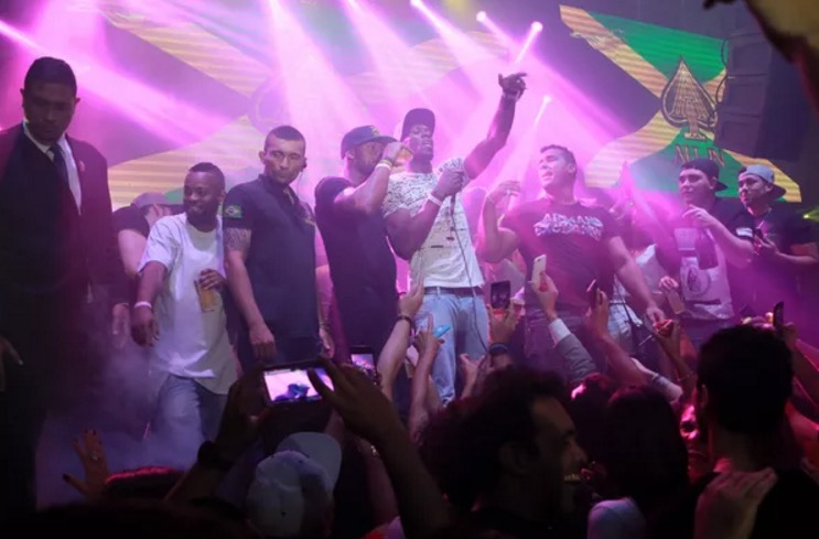 Comemorando aniversário, Usain Bolt dá encoxada em dança sensual com ...