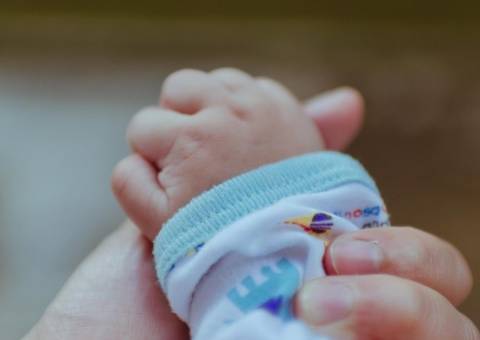 Bebê tem pênis de adulto e pode ter impulsos sexuais