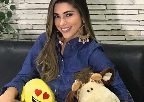 Ex-bbb Vivian estreia como youtuber e bomba ao fazer 50 revelações