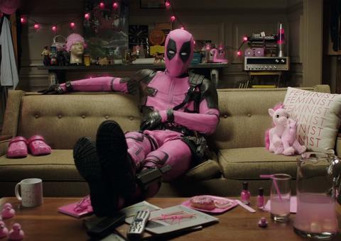 Deadpool veste rosa e abraça campanha contra o câncer