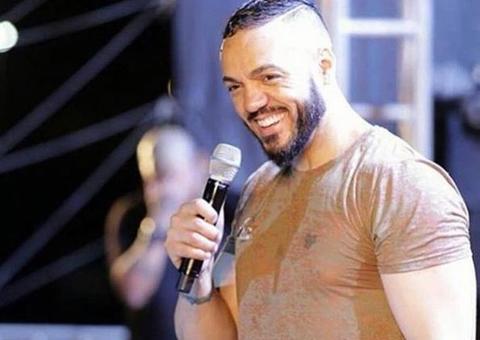 Belo faz live e emociona fãs ao cantar sucessos da carreira