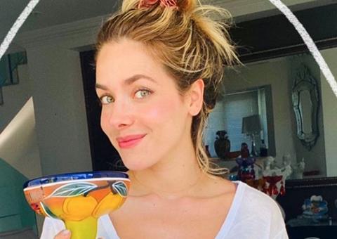 Monique Alfradique posa de biquíni e exibe barriga sarada