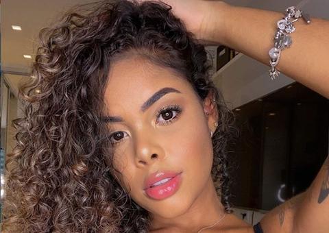 Com seios à mostra, Sthefane Matos choca ao surgir loiraça