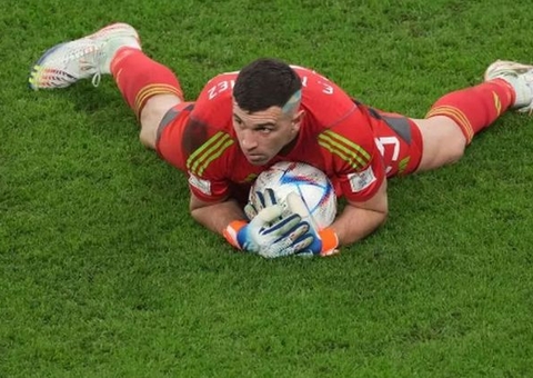 Goleiro da Argentina diz que juiz é inútil e pede que Van Gaal fique calado